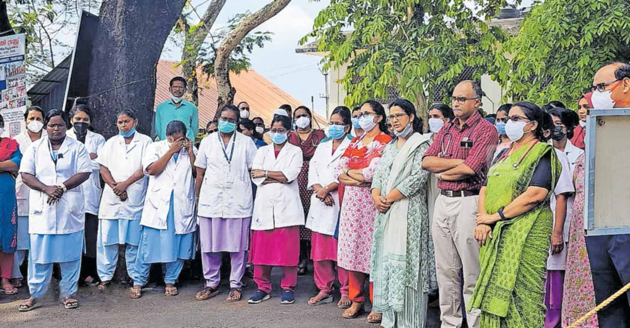 ഡോ.വന്ദനയുടെ കൊലപാതകം ഡോക്ടർമാർ ഒപി ബഹിഷ്കരിച്ചു | Vandana Murder Case In Malayalam | Transfer ...