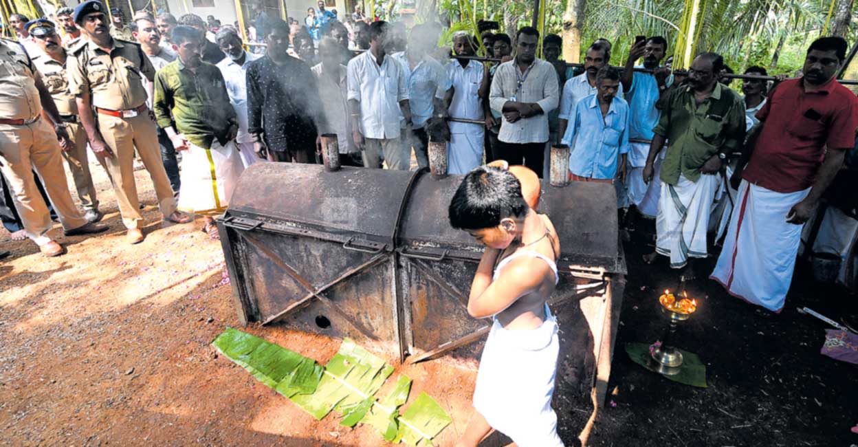 'മോളേ, കണ്ണുതുറക്കെടീ'.... ഡോ.വന്ദനയുടെ അമ്മയുടെ കരച്ചിൽ എല്ലാവരിലേക്കും പടർന്നു; ചിലർ വിതുമ്പി ...