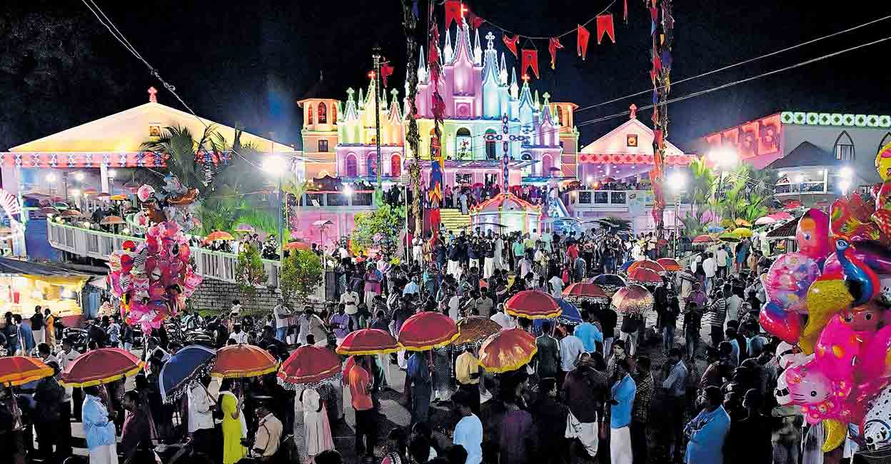 ജനസാഗരം ഒഴുകിയെത്തുന്നു; പുണ്യം നിറഞ്ഞ് പുതുപ്പള്ളി, ചരിത്രപ്രസിദ്ധമായ ...