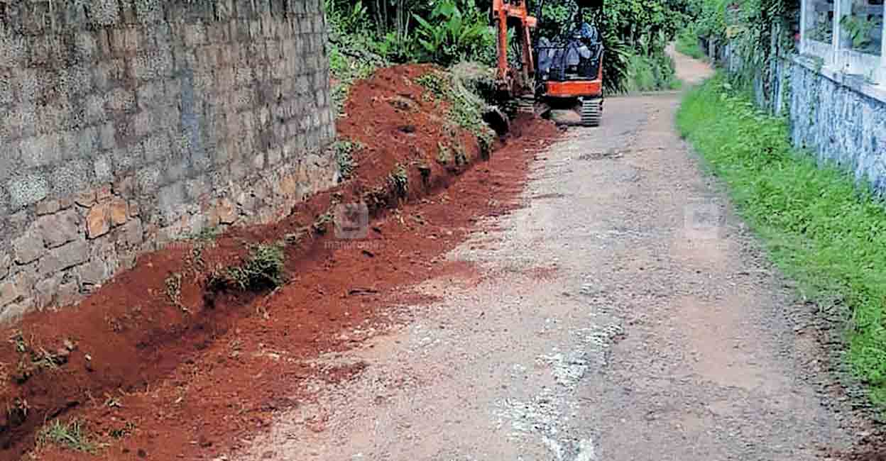 അധികൃതർ കയ്യൊഴിഞ്ഞു; നാട്ടുകാർ പിരിവെടുത്ത് റോഡ് നന്നാക്കി ...