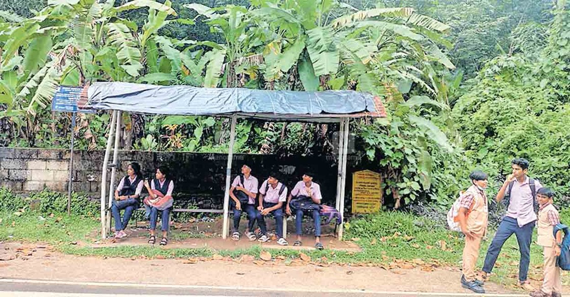 യാത്രക്കാർക്ക് ഭീഷണിയായി ബസ് കാത്തിരിപ്പു കേന്ദ്രം