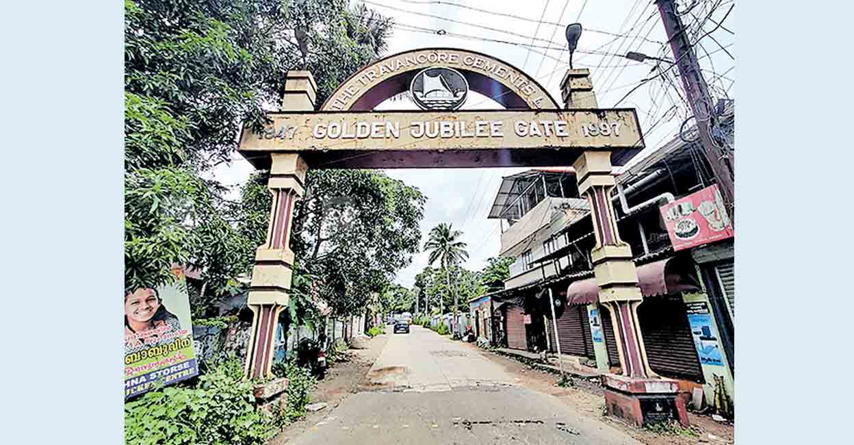 ട്രാവൻകൂർ സിമന്റ്സിന്റെ ഗോൾഡൻ ജൂബിലി ഗേറ്റ് ഇന്നു പൊളിക്കും