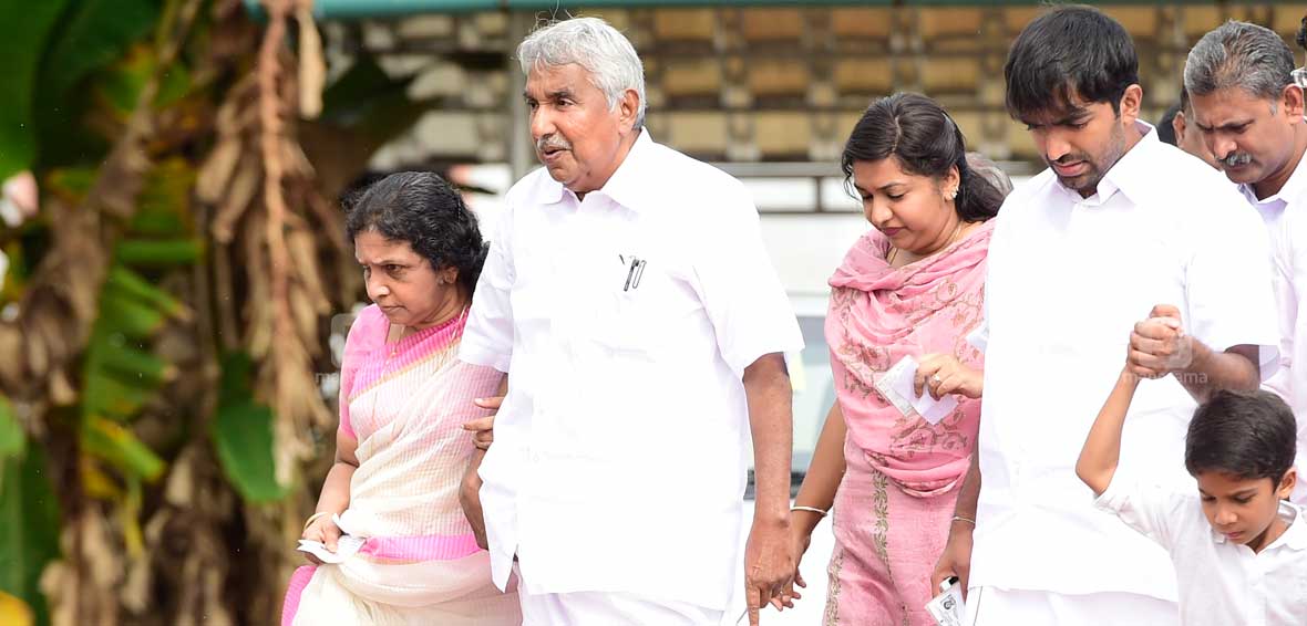 നവദമ്പതികൾക്ക് വിട്ടുകൊടുത്ത അംബാസഡർ കാർ, ഹൃദയത്തിൽ തുന്നിച്ചേർത്ത ...
