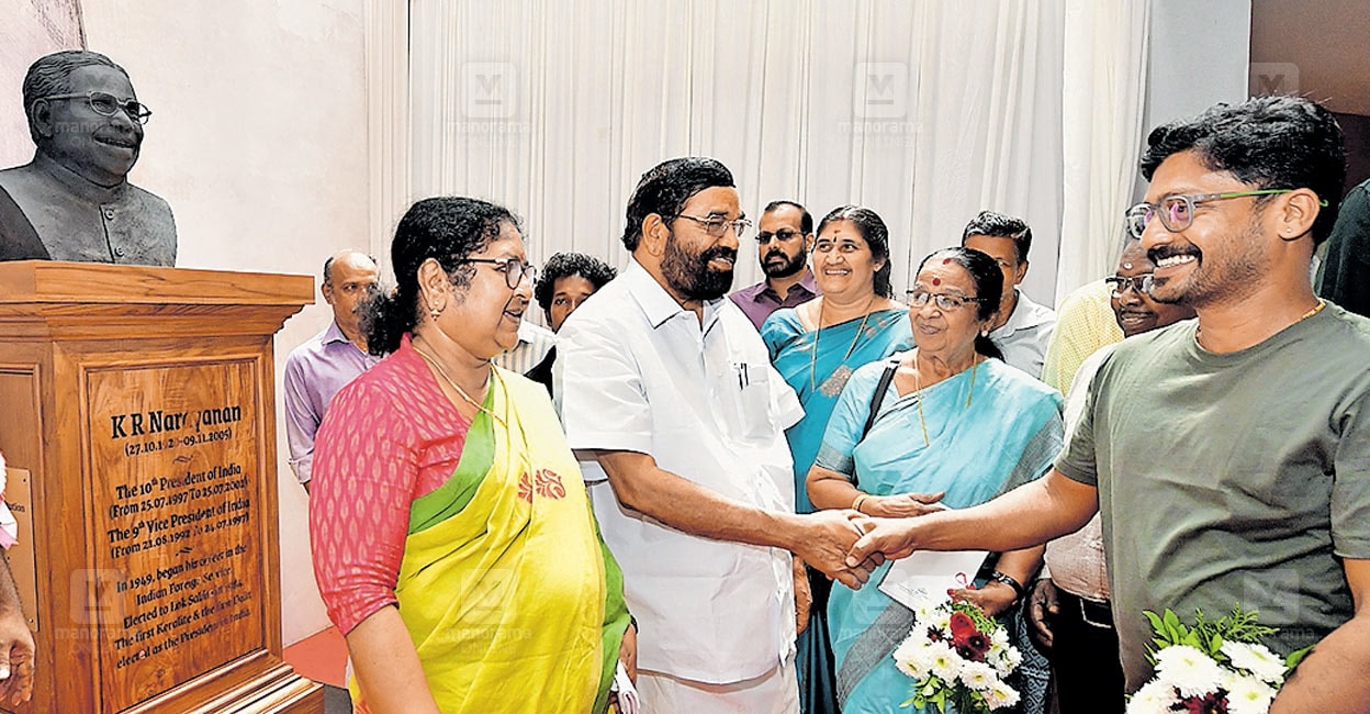 നിത്യസാന്നിധ്യമായി കെ.ആർ.നാരായണൻ; അർധകായ വെങ്കല പ്രതിമ അനാഛാദനം ചെയ്തു ...