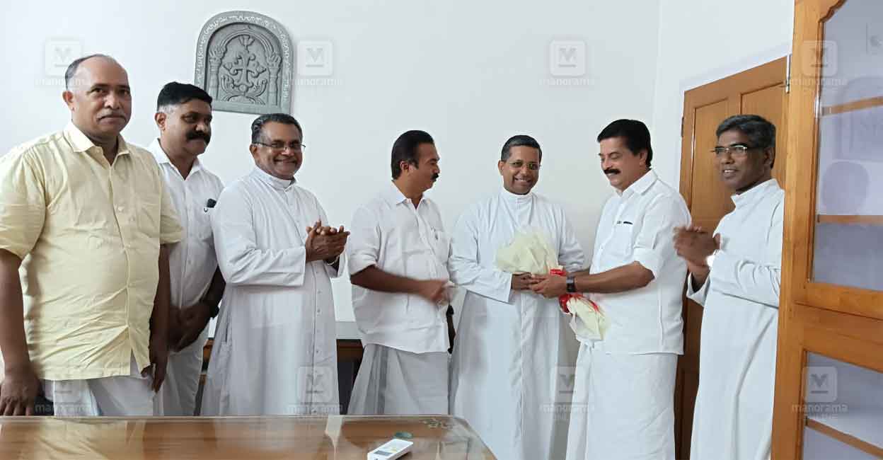 നിയുക്ത കർദിനാൾ മോൺ. ജോർജ് ജേക്കബ് കൂവക്കാടിനെ സന്ദര്‍ശിച്ച് മന്ത്രി ...