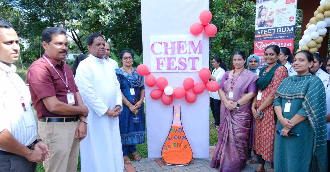 രസതന്ത്രത്തിന്റെ വിസ്മയകൂട്ടുകളുമായി അരുവിത്തുറ കോളജിൽ കെം ഫെസ്റ്റ് ...
