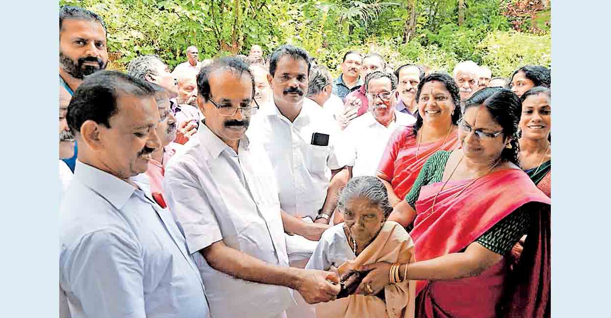 ത്രേസ്യാമ്മയ്ക്ക് സുരക്ഷിത ഭവനമൊരുക്കി ബിജെപി | Thresyamma | BJP ...