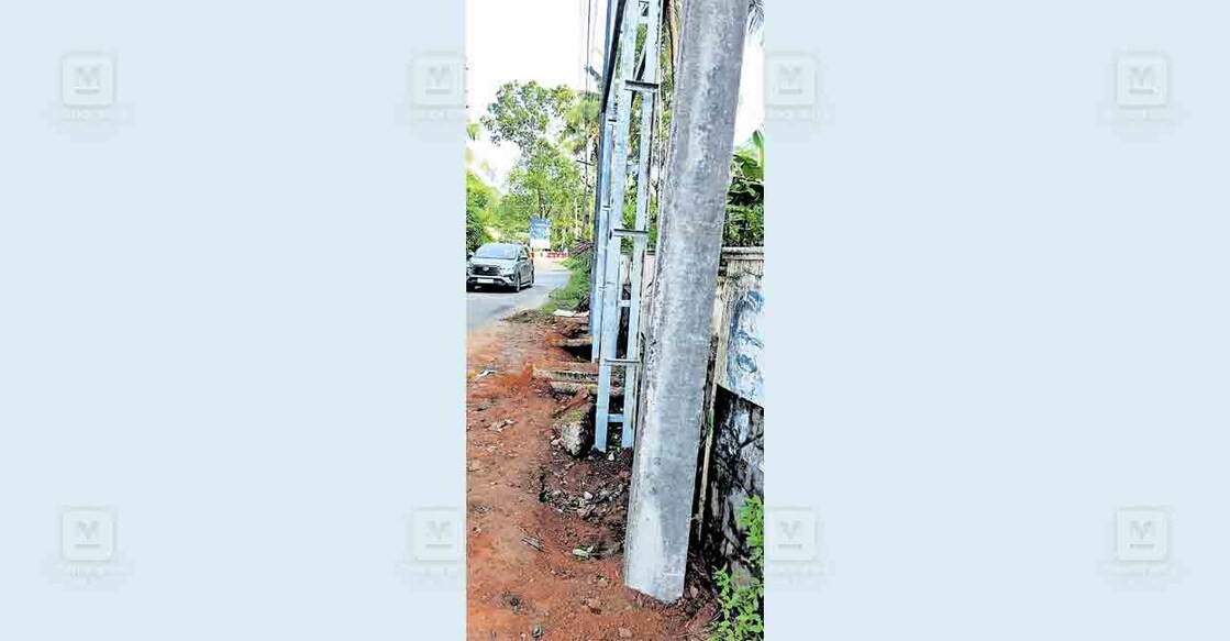 ഓട നികത്തി ട്രാൻസ്ഫോമർ; പ്രതിഷേധവുമായി നാട്ടുകാർ | Peruva | Kerala ...