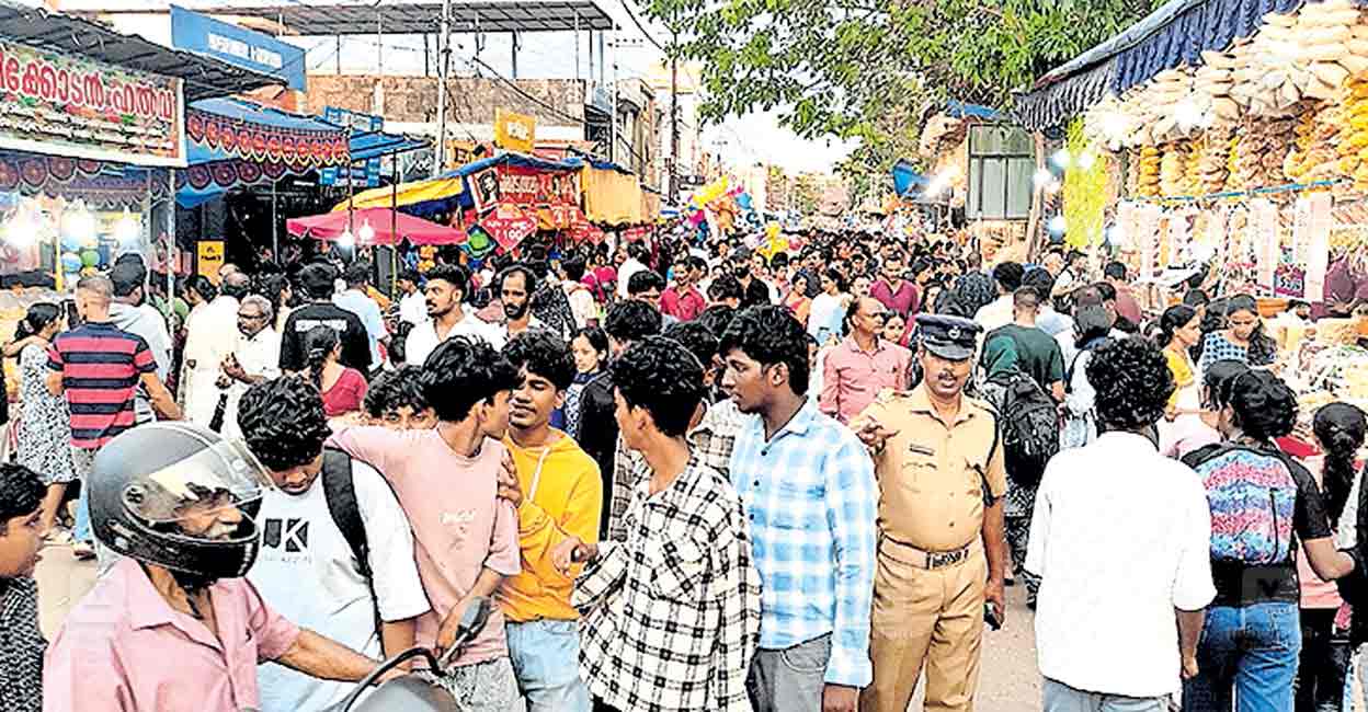 അഷ്ടമിത്തിരക്കിൽ വൈക്കം; പുലർച്ചെ മുതൽ ദർശനത്തിന് എത്തിയ ഭക്തരുടെ നീണ്ട ...