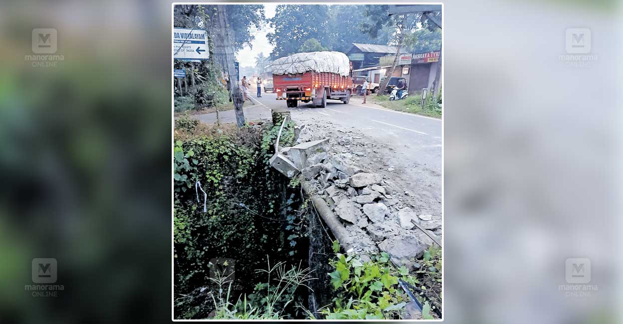 വലിയമംഗലം പാലത്തിൽ വീണ്ടും അപകടം; നിയന്ത്രണംവിട്ട ലോറി ഇടിച്ച് കലുങ്ക് ...