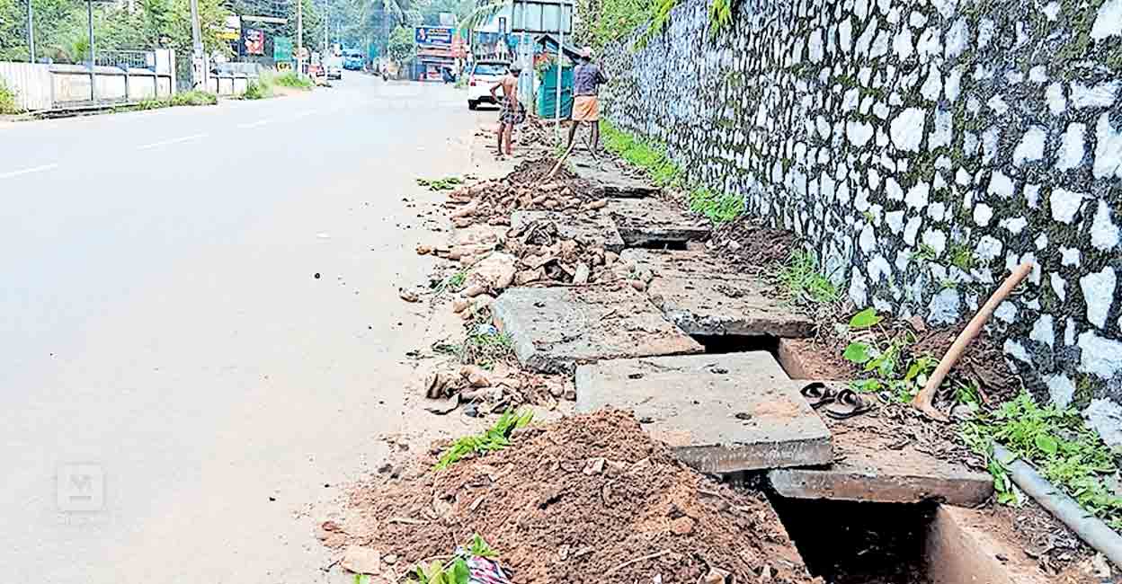 ഓട അടഞ്ഞ് കടകളിൽ വെള്ളം കയറി | blocked drain | Ponkunnam | Pala road ...