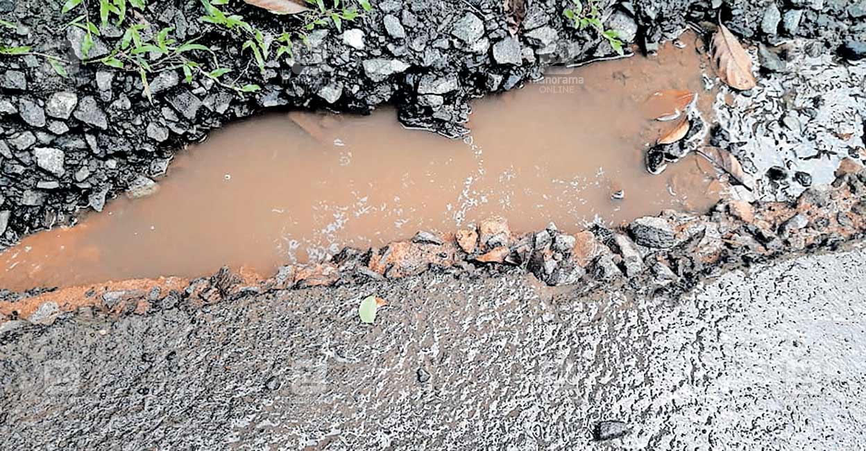 കാൽനടയാത്ര പോലും കഴിയാത്ത വിധം തകർന്നു കിടക്കുന്ന ടാറിങ്; അധികൃതരേ ...