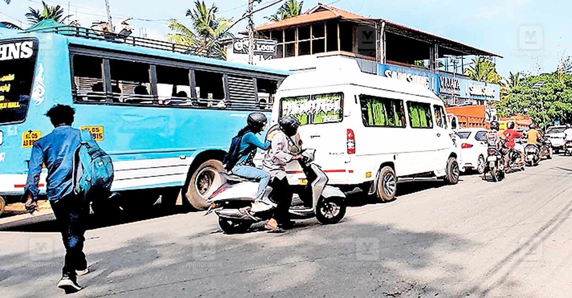 ഔട്പോസ്റ്റ് ജംക്‌ഷനിൽ ഗതാഗതസൗകര്യങ്ങൾ ‘ഔട്ട് ’ | Outpost Junction ...