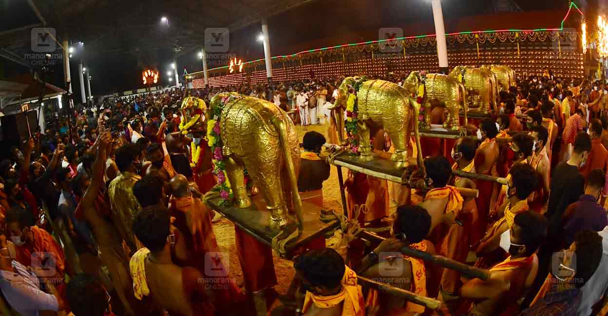 ഏഴഴകായ് ഏഴരപ്പൊന്നാന, കാഴ്ചശ്രീബലിക്ക് സ്വർണത്തിടമ്പ്: ‘അപൂർവ ...
