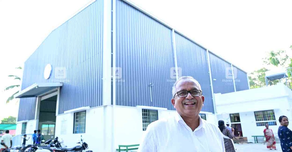 നാട്ടുകാർക്കായി 1.25 കോടി രൂപ ചെലവിൽ ഇൻഡോർ സ്റ്റേഡിയം പണിത് ആർബി ...