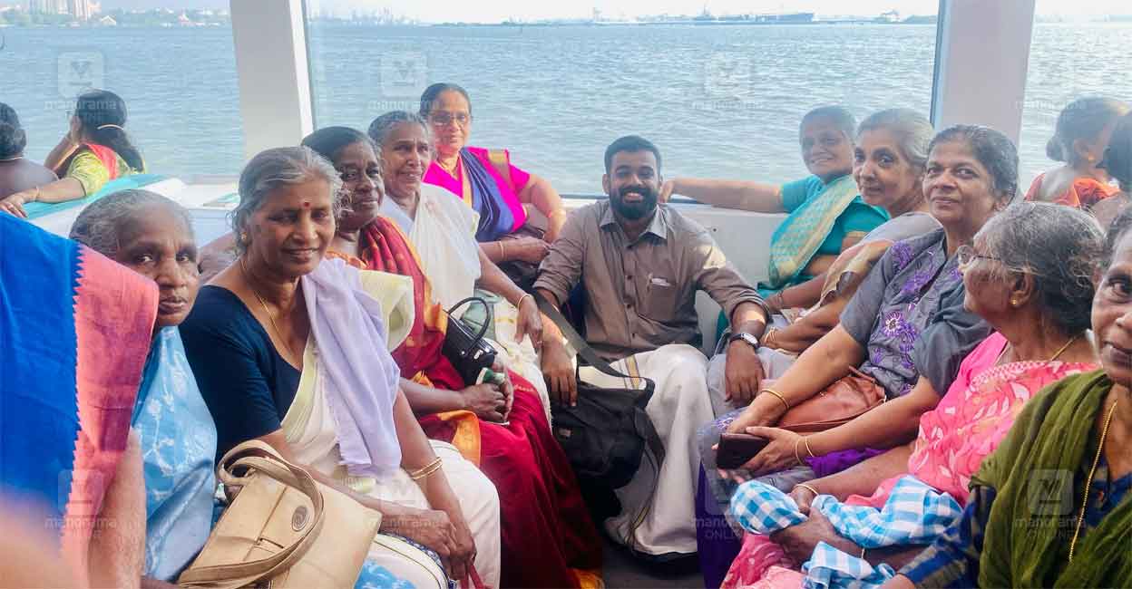 വയോജനങ്ങൾക്കായി വിനോദ യാത്ര സംഘടിപ്പിച്ച് മണർകാട് ഗ്രാമപഞ്ചായത്ത്