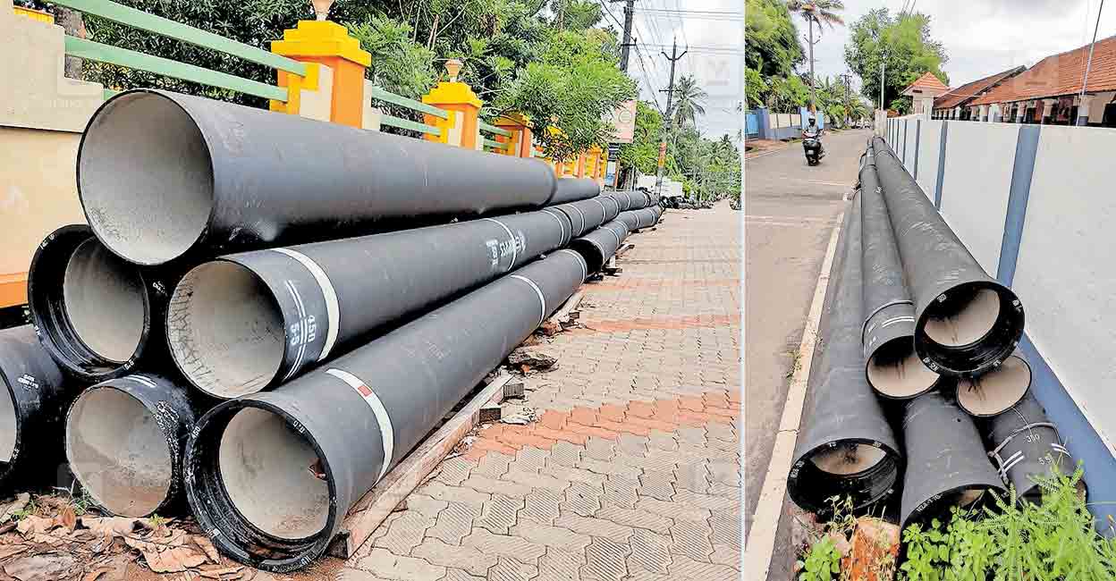 യാത്രക്കാരുടെ വഴിമുടക്കി റോഡിൽ ജലഅതോറിറ്റി പൈപ്പുകൾ