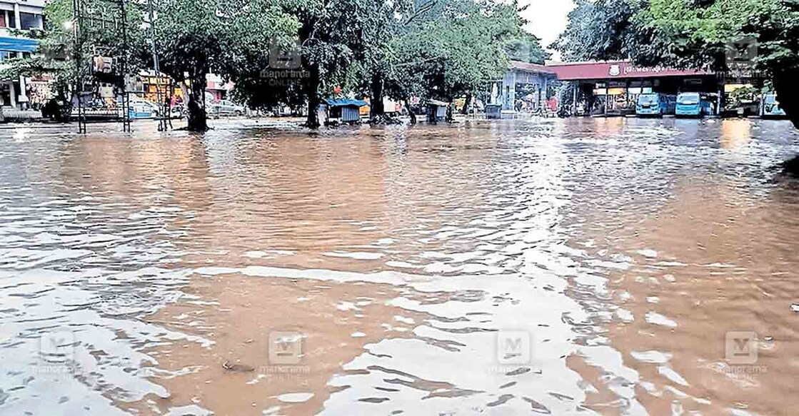 ഓരോ മണിക്കൂറിലും ഓരോ അടി വെള്ളമുയരുന്ന സ്ഥിതി; നോക്കിനിൽക്കെ വെള്ളമുയ ...
