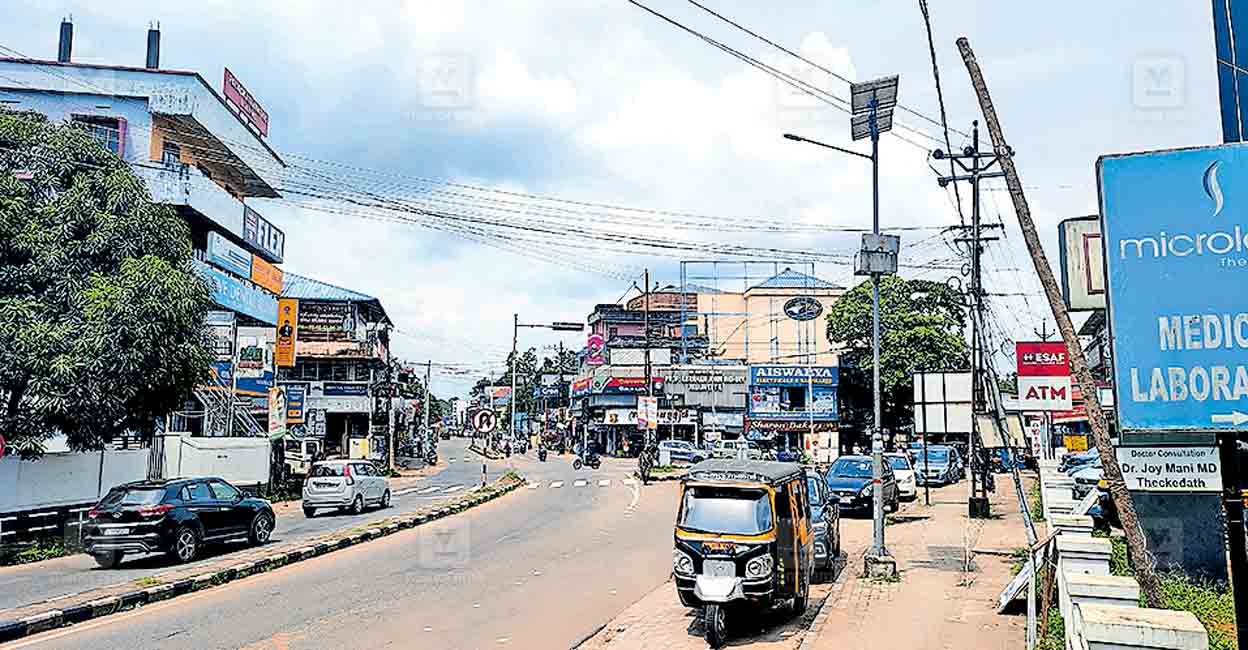 ദിശാബോർഡ് ഇല്ലാതെ എംസി റോഡ്; വഴിതെറ്റി വലഞ്ഞ് യാത്രക്കാർ, ദുരിതം