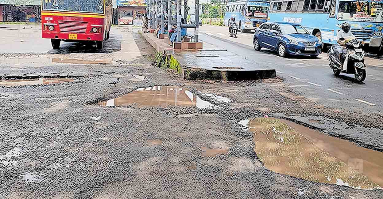 പാലാ ടൗൺ ബസ് സ്റ്റാൻഡിലെത്തിയാൽ വസ്ത്രം കീറാം, ചെളിയിൽ കുളിക്കാം...