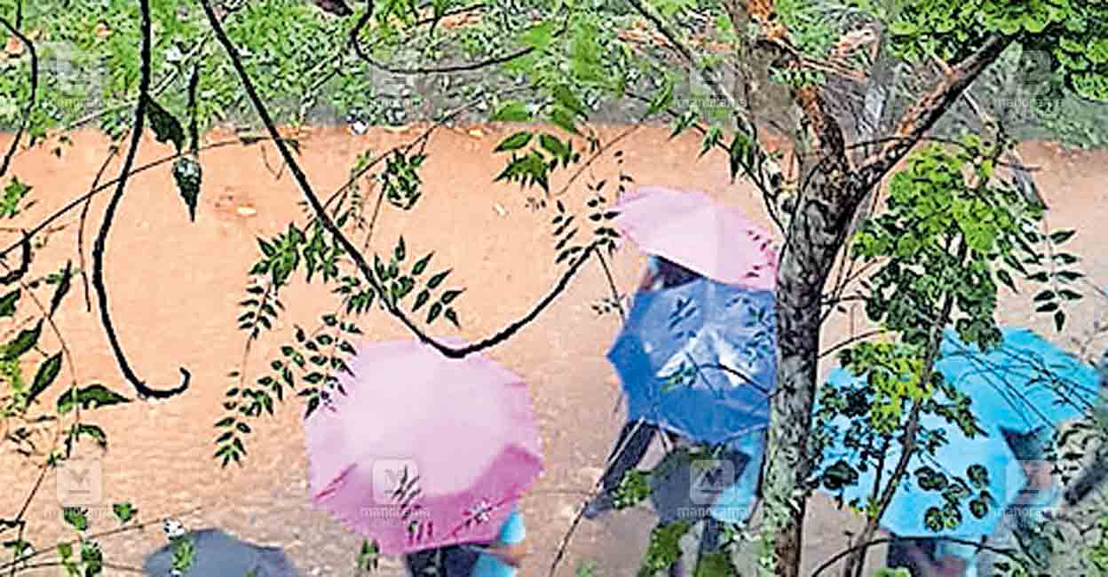 കാലവർഷം: ദുരിതക്കയത്തിലായി ജനം; ഒറ്റമഴയിൽ റോഡ് വെള്ളത്തിൽ