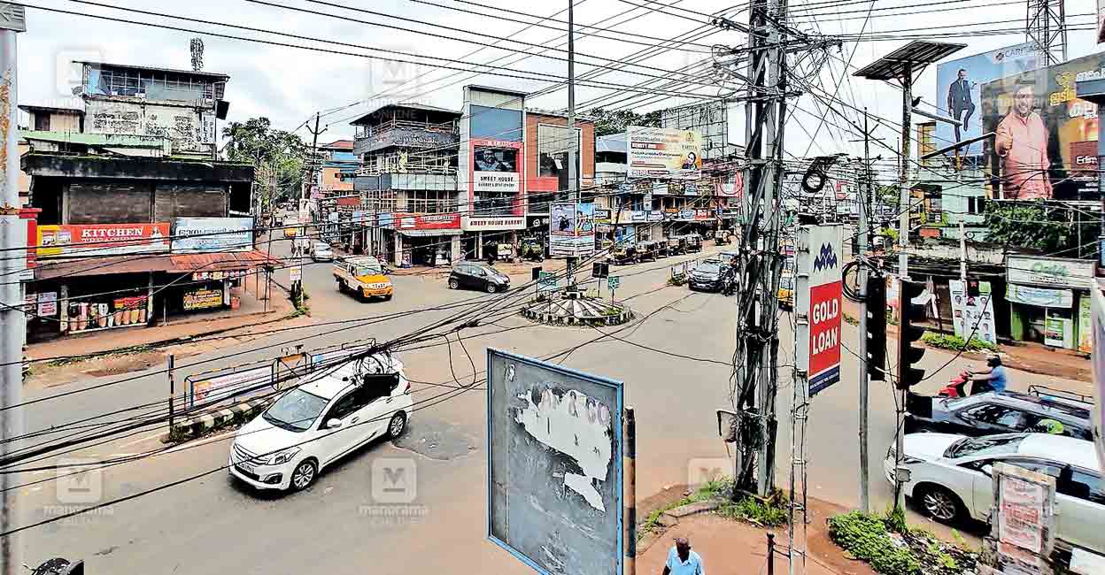 തെങ്ങണ ജംക്‌ഷനിൽ വലഞ്ഞ് യാത്രക്കാരും വ്യാപാരികളും