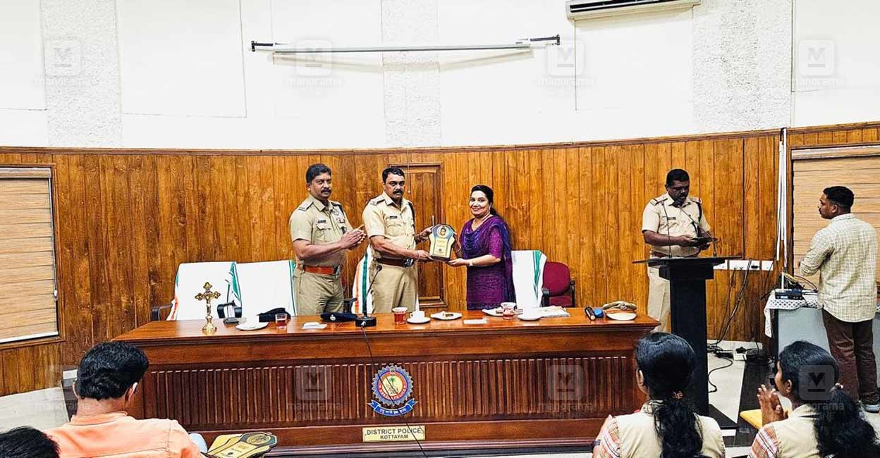 കമ്മ്യൂണിറ്റി പൊലീസ് ഓഫീസർമാരുടെ റിവ്യൂ മീറ്റിങ്ങും യാത്രയയപ്പ് ...