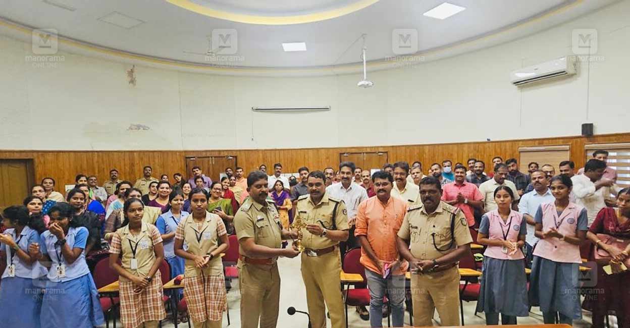 കമ്മ്യൂണിറ്റി പൊലീസ് ഓഫീസർമാരുടെ റിവ്യൂ മീറ്റിങ്ങും യാത്രയയപ്പ് ...