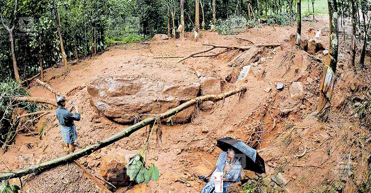 മലവെള്ളം കുത്തിയൊഴുകിയത് ജനവാസ മേഖലയിലേക്ക്; വീടുകളിൽ ജനാലയ്ക്കൊപ്പം ...