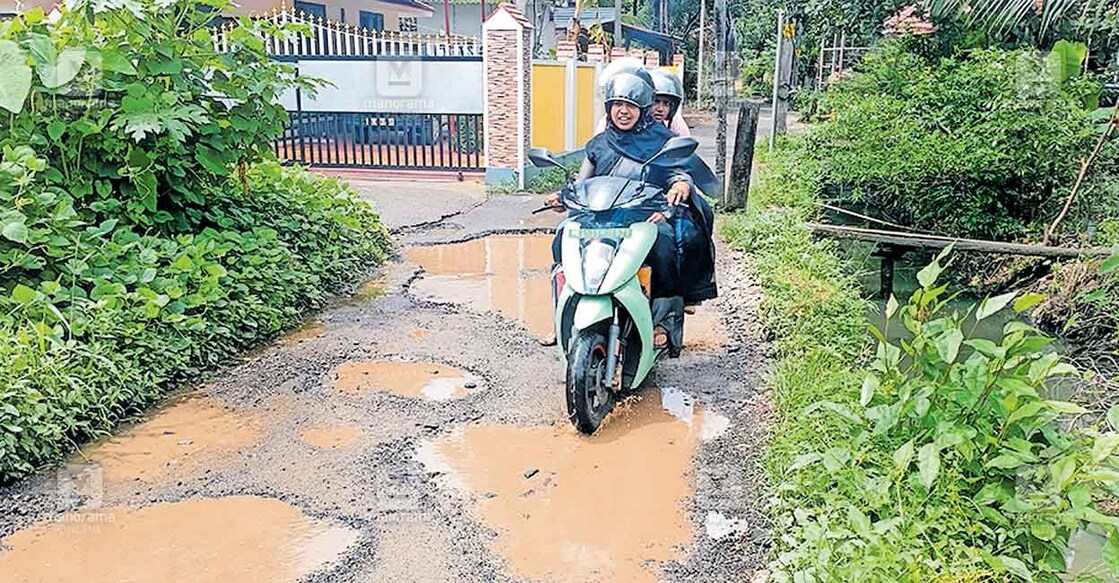 കോണത്താറ്റ് പാലം ഭാഗത്തുനിന്ന് വാഹനങ്ങൾ വഴിതിരിച്ചുവിടുന്ന റോഡുകൾ തകർന്നു