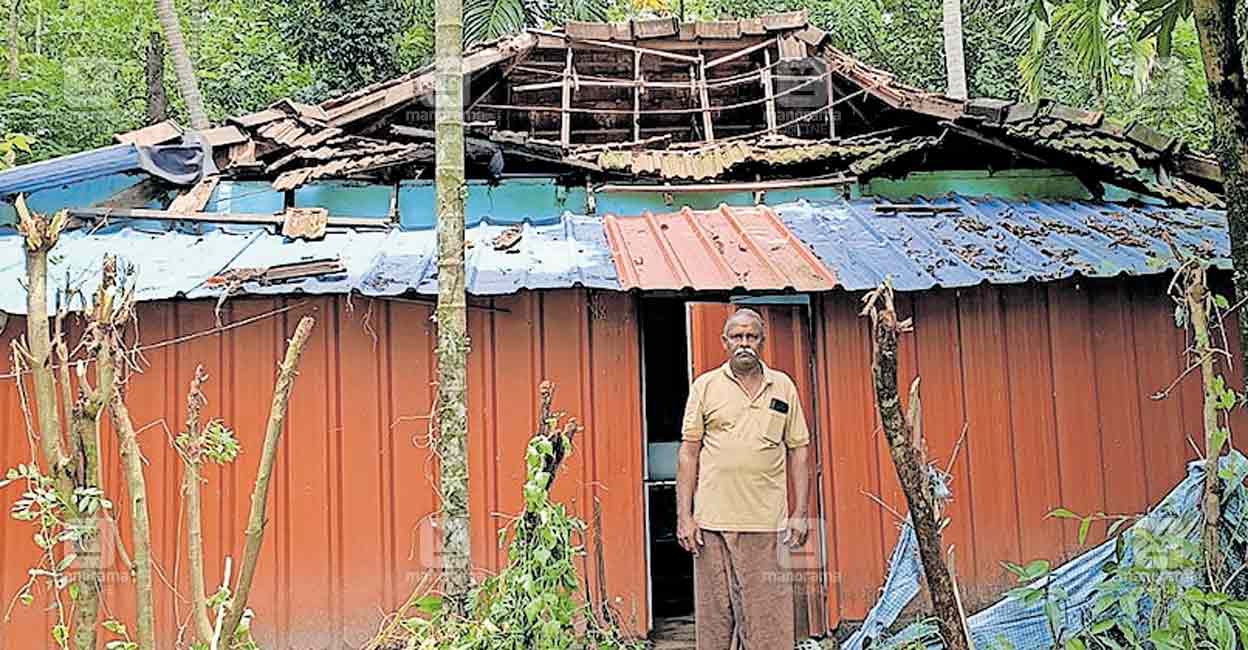 കനത്ത കാറ്റിൽ വൈക്കത്ത് വീടുകൾ തകർന്നു | strong winds | house damage ...