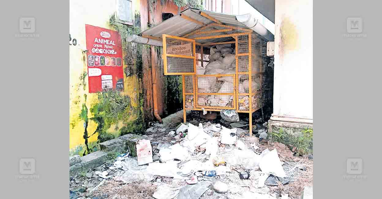 വിശ്രമ കേന്ദ്രം കയ്യടക്കി പ്ലാസ്റ്റിക് മാലിന്യങ്ങൾ | Ayarkkunnam | bus ...