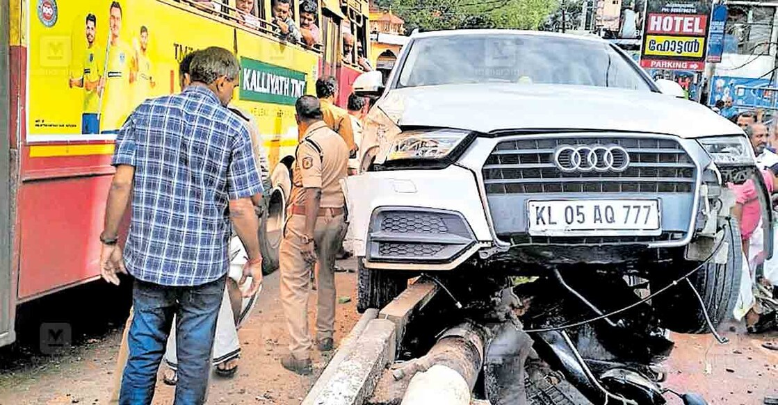 നിയന്ത്രണംവിട്ട കാറിന്റെ കൂട്ടയിടി; നിന്നത് പാലത്തിന്റെ കൈവരിയിൽ കയറി ...