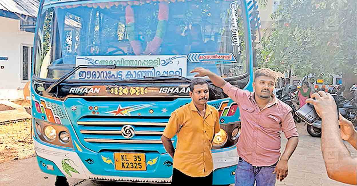 നന്മയുടെ റൂട്ടിൽ സോജനും സജോയും; കുഴഞ്ഞുവീണ യാത്രക്കാരിയെ ആശുപത്രിയി ...