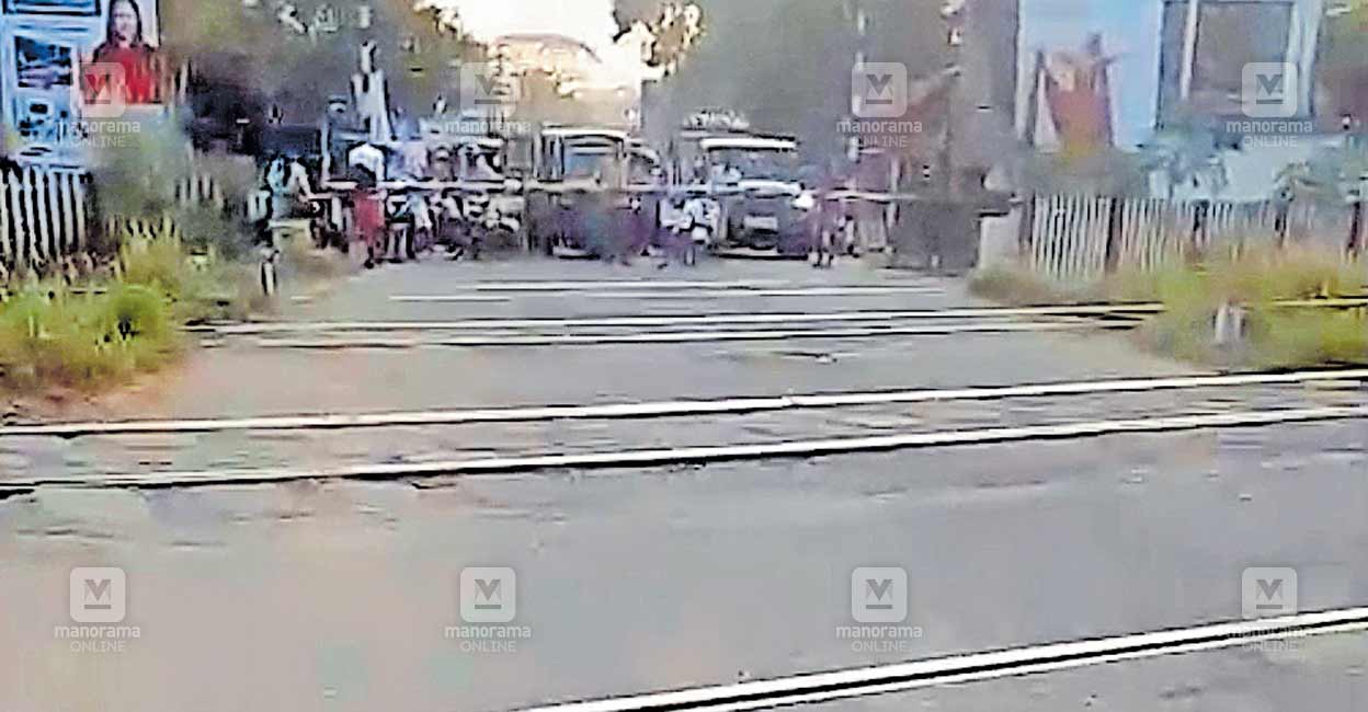 കുറുപ്പന്തറ റെയിൽപാലം തടസ്സഹർജി ഹൈക്കോടതി തള്ളി; മേൽപാലത്തിന് വഴി ...