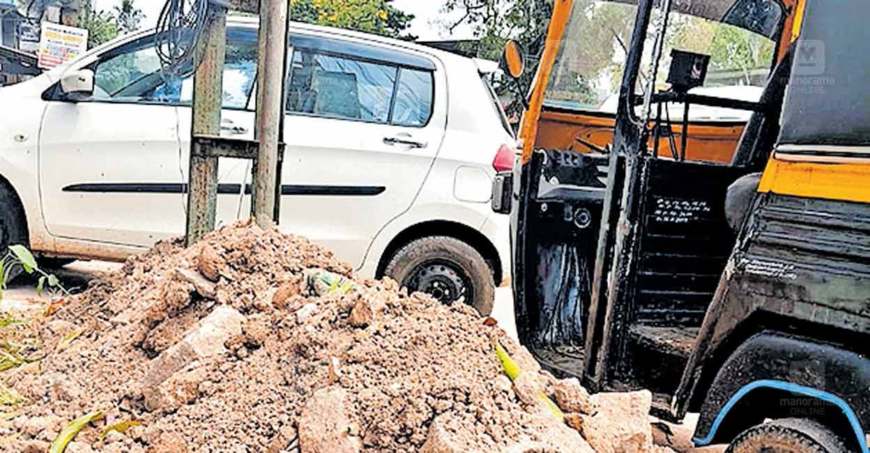 തെങ്ങണ ജംക്‌ഷനിൽ കുരുക്ക് പതിവ്; പൊടി, ഗതാഗതക്കുരുക്ക്, വീതികുറവ്... സ ...