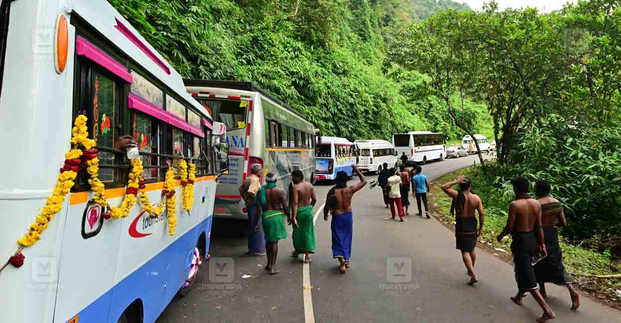 ശബരിമല തീർഥാടനം: ഇതുവരെ എരുമേലി വഴി പോയത് 1.75 ലക്ഷം വാഹനങ്ങൾ | Erumeli ...