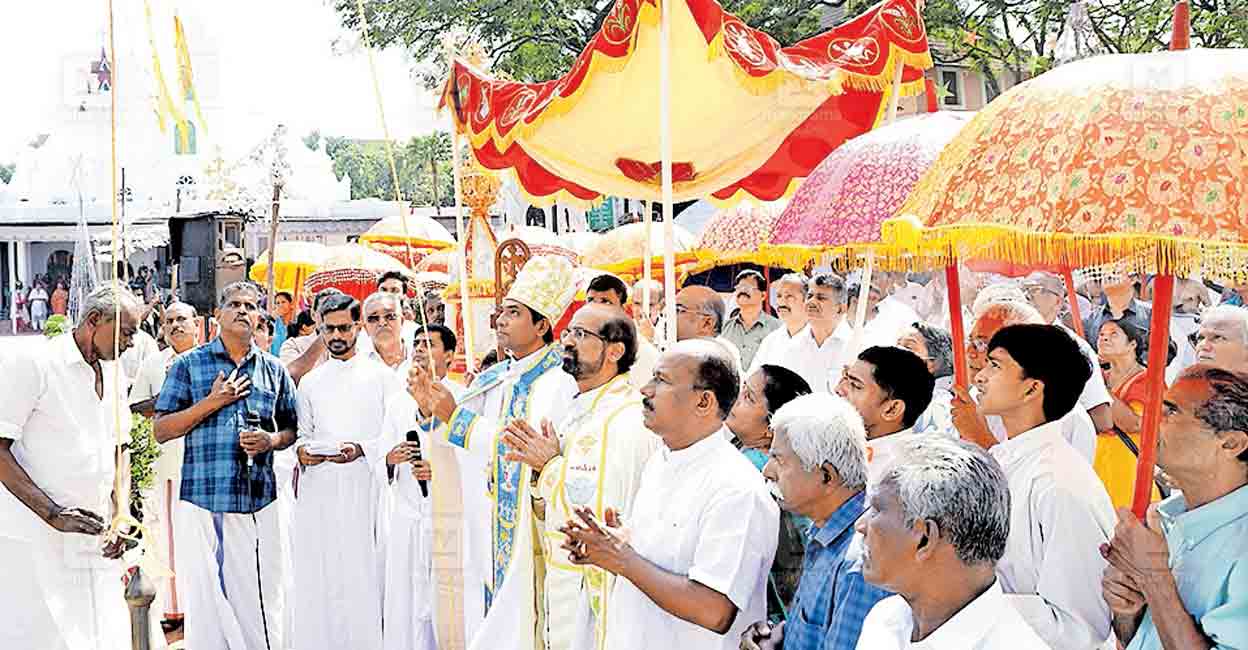 മാന്നാനത്ത് തിരുനാളിന് കൊടിയേറി | St. Kuriakose Elias Chavara Feast ...