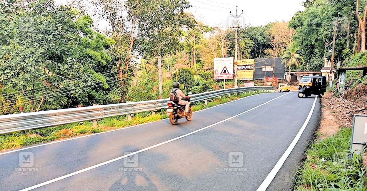 മമ്പുഴ വളവിലും ഇളമ്പള്ളി ജംക്‌ഷനിലെ വളവിലും ക്രാഷ് ബാരിയർ സംരക്ഷണം ...