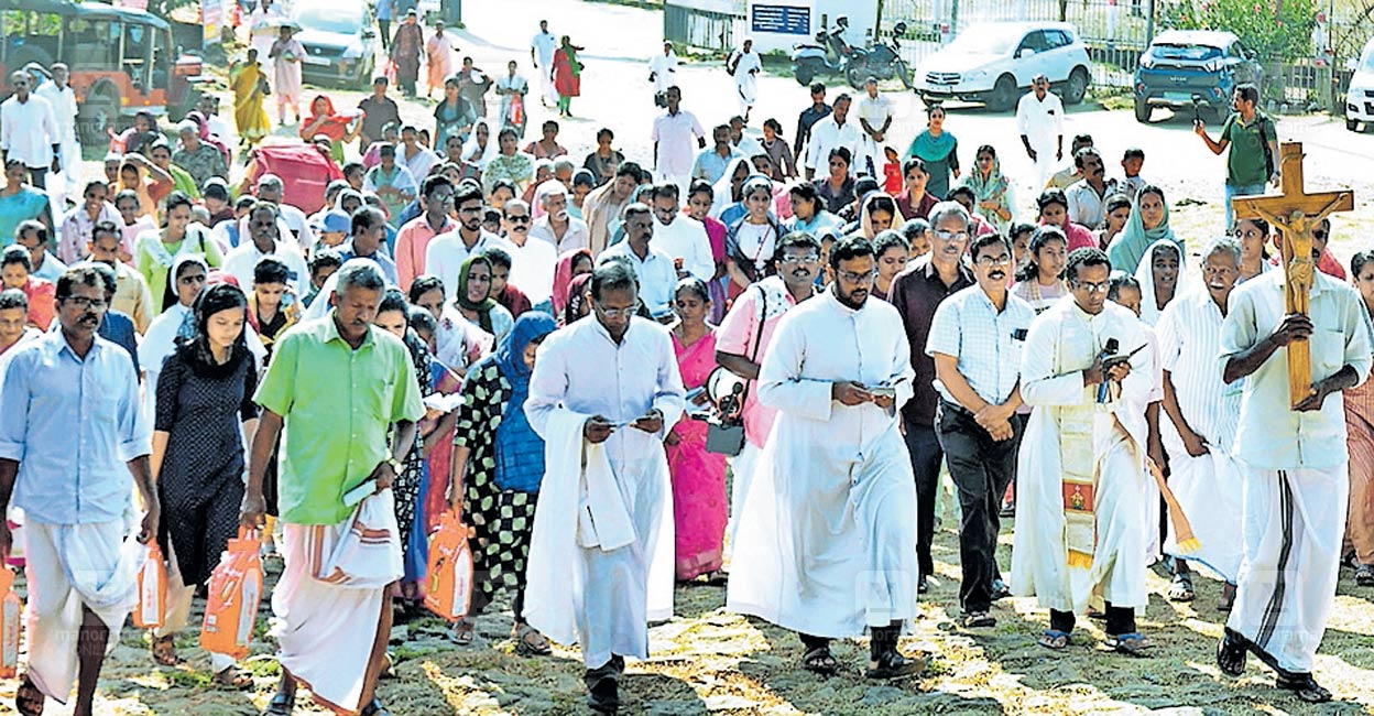 വലിയ നോമ്പിലെ ആദ്യ വെള്ളിയാഴ്ച: കുരുശുമലകളിലേക്ക് തീർഥാടക പ്രവാഹം ...