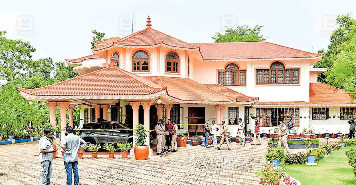 റിമോട്ട് വഴി നിയന്ത്രിക്കുന്ന വലിയ ഗേറ്റ്: നടുങ്ങിയുണർന്ന പ്രഭാതം ...