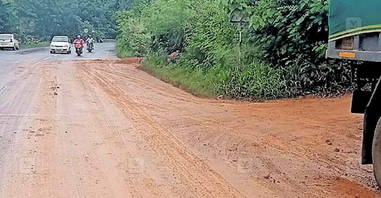 സമീപ പുരയിടത്തിലെ മണ്ണു നീക്കി; റോഡിൽ ചെളി നിറഞ്ഞു | Vempally | MC Road | road damage | mudslide ...