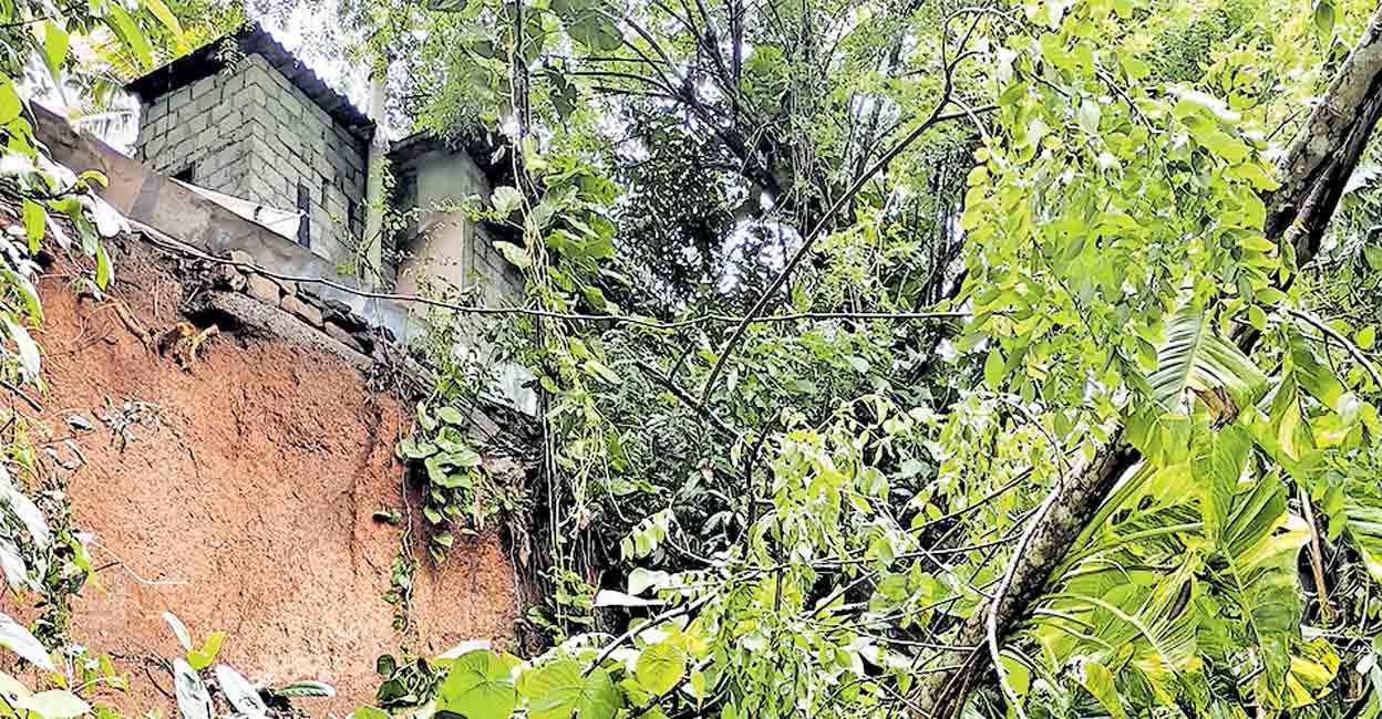 മണ്ണിടിഞ്ഞുവീണ് വീടുകൾക്ക് നാശം; കൂറ്റൻ കല്ലുകളും ചെറിയ മരങ്ങളും ...
