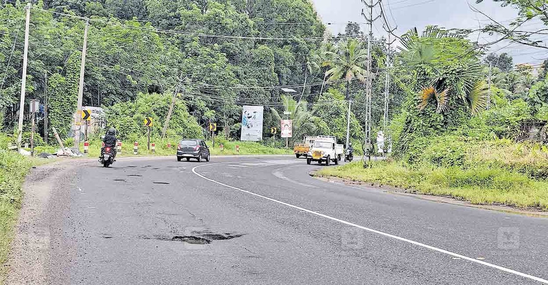 എംസി റോഡിൽ വളവുകൾ പലതരം: വർഷങ്ങൾ കഴിഞ്ഞിട്ടും നിവർത്താൻ നടപടിയില്ല ...