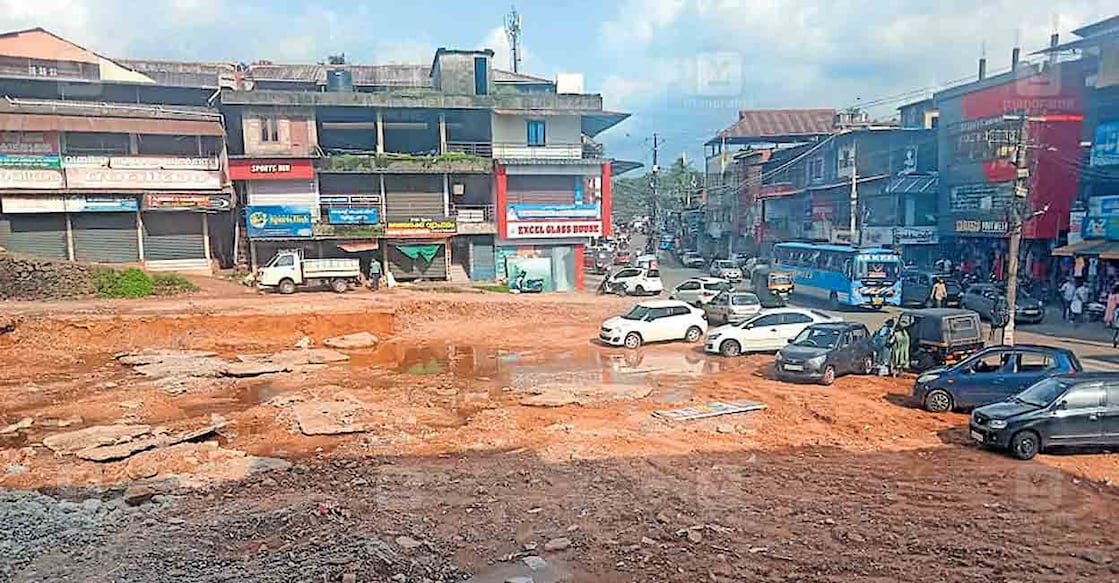 ടൗൺ സ്റ്റാൻഡിൽ സൗകര്യമില്ല; ബസ് കാത്തിരിക്കാൻ സ്ഥലമില്ലാതെ ജനം ...