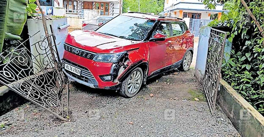 കാറുകൾ കൂട്ടിയിടിച്ചു; നിയന്ത്രണം വിട്ട കാർ ഗേറ്റും മതിലും തകർത്തു ...