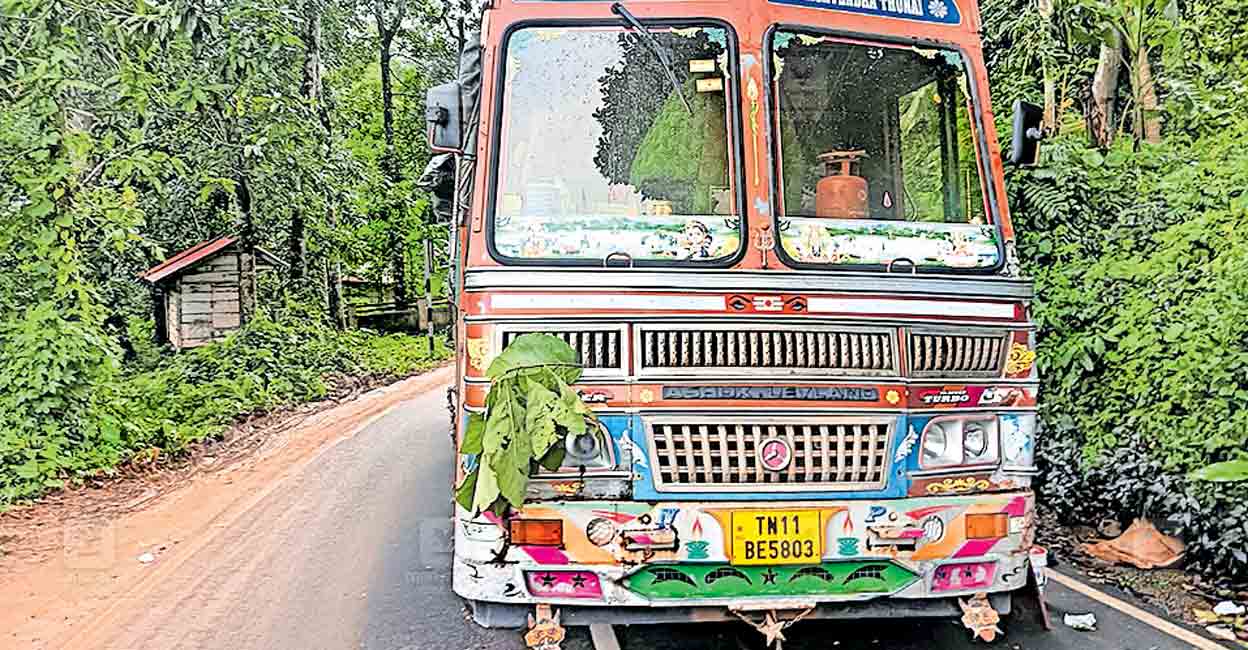 ലോറി കേടായി വഴിയിൽ; ഗതാഗതം തടസ്സപ്പെട്ടു | Lakkattur | lorry stuck ...