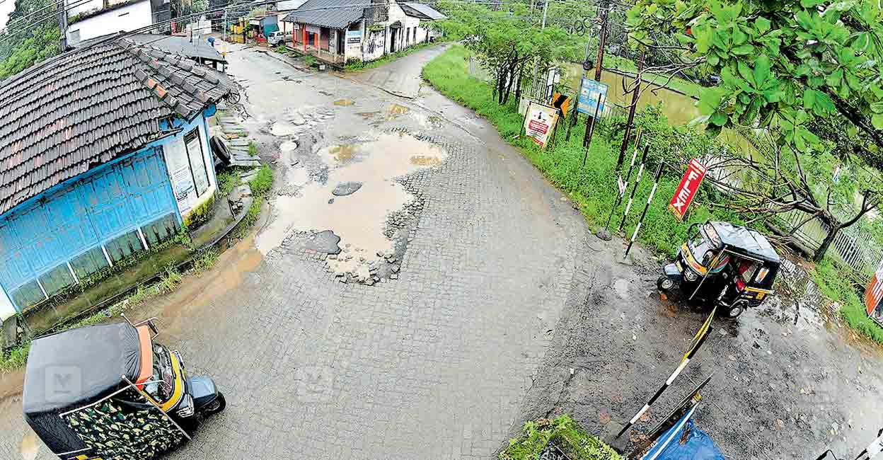 കുറുപ്പന്തറ– കല്ലറ റോഡിൽ ദിശ തെറ്റുന്നതെങ്ങനെ? | Kuruppanthara ...