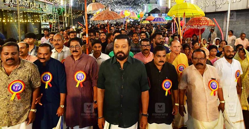 കച്ചവടകാർക്ക് ലോട്ടറി; 10 ദിവസം, 80,000 രൂപ വാടക: സുരേഷ് ഗോപിയുടെ ...