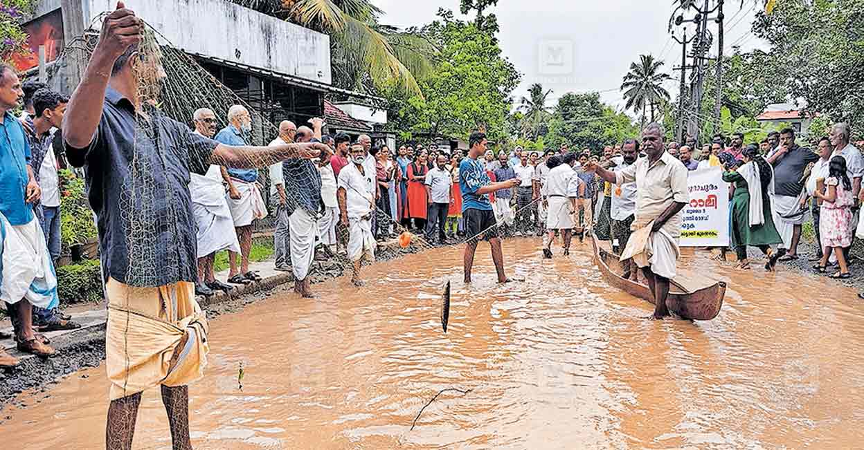 തുരുത്തി – മുളയ്ക്കാംതുരുത്തി – വാലടി റോ‍ഡ് നന്നാക്കാൻ നാട് തെരുവി ...